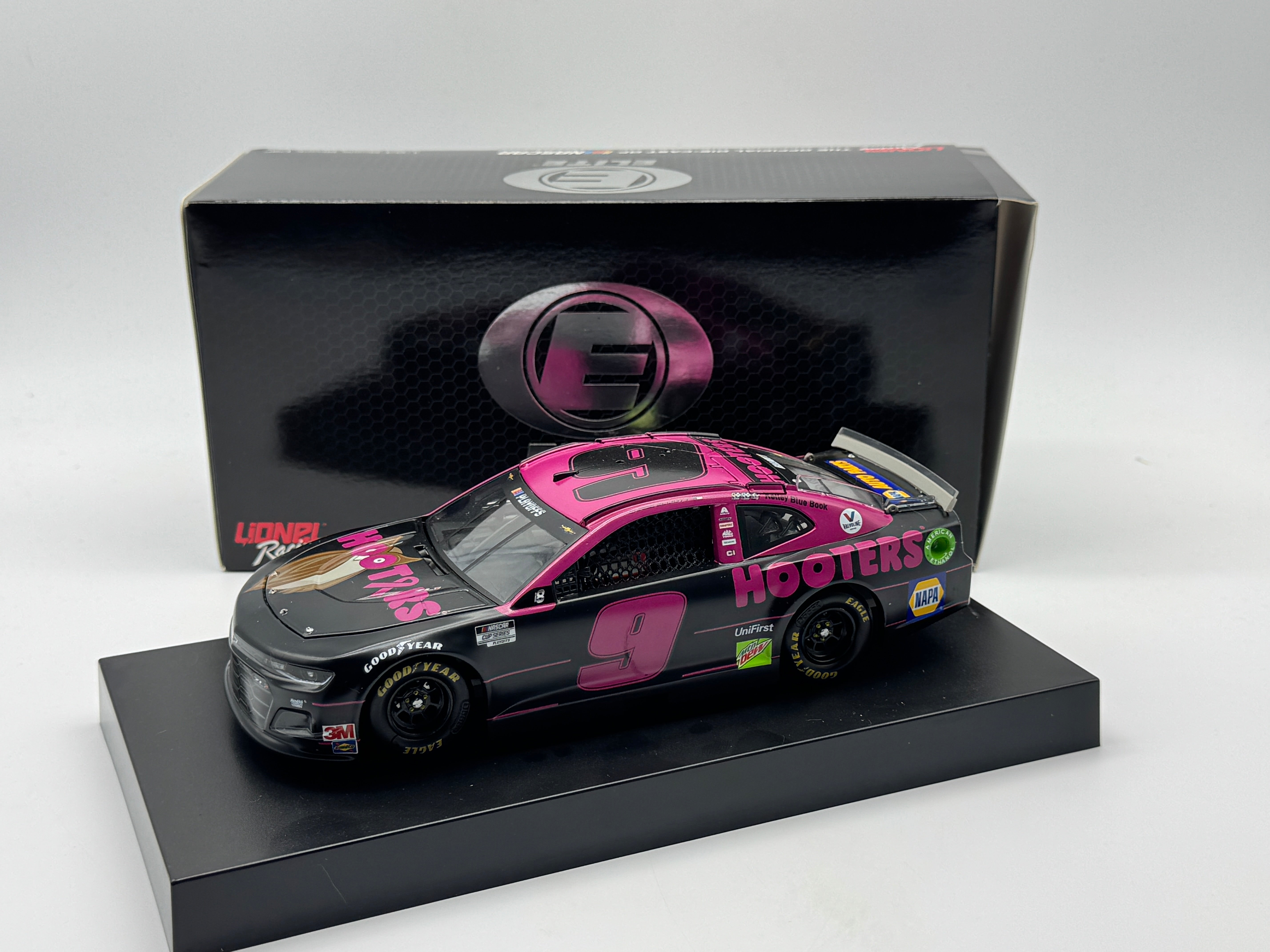 B - Item G781 - CHASE ELLIOTT 19 Hooters Give A Hoot 2020 Camaro ZL1 E ...