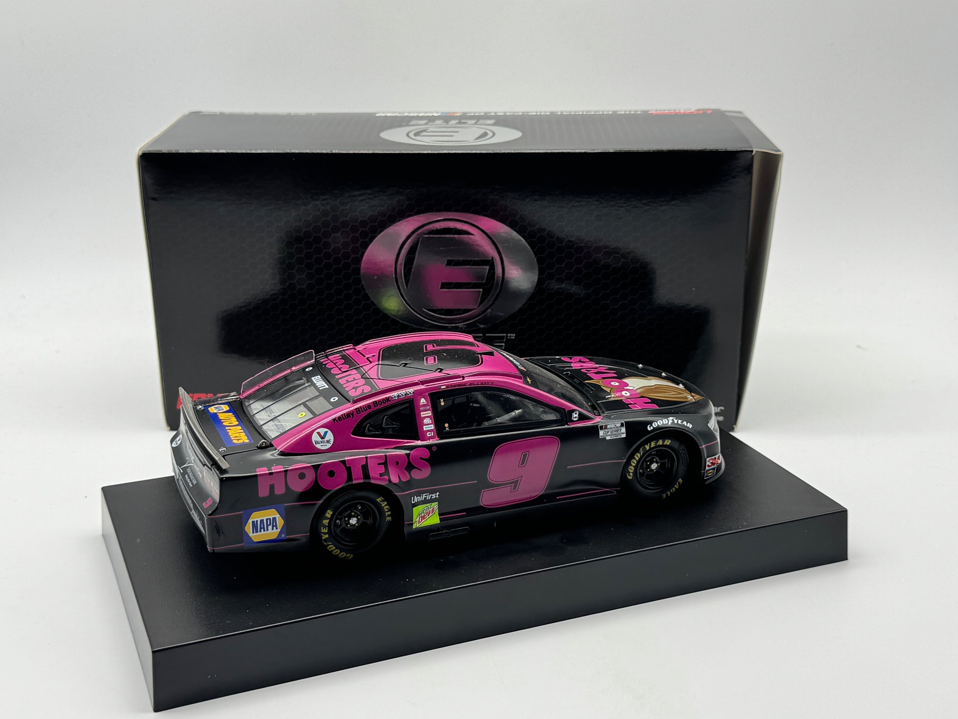 B - Item G781 - CHASE ELLIOTT 19 Hooters Give A Hoot 2020 Camaro ZL1 E ...